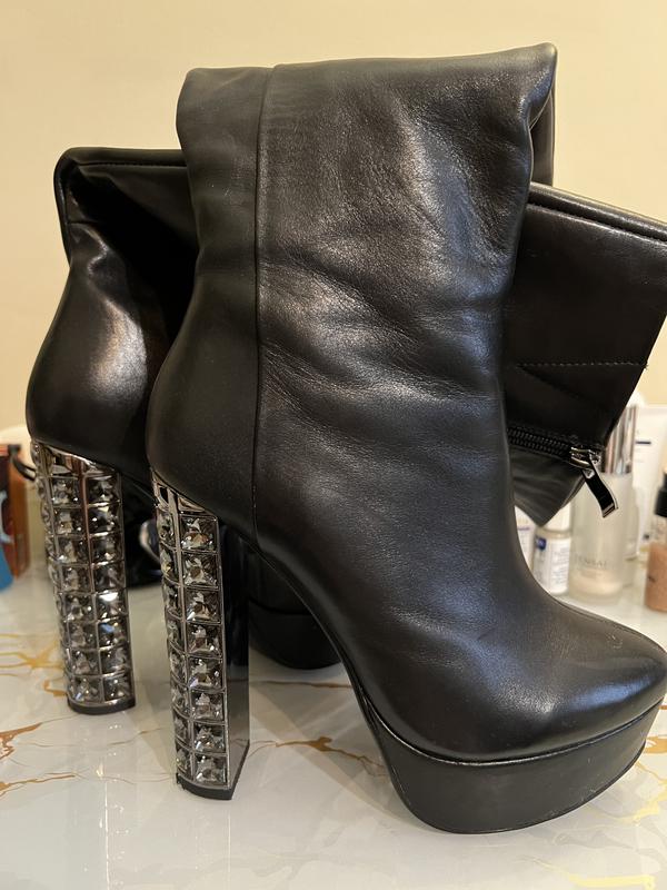 Чоботи на високих підборах — ціна 560 грн у каталозі Чоботи Купити