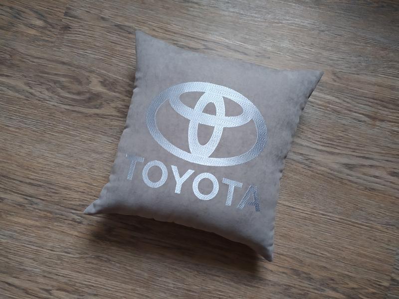 Автоподушка c вишивкою логотипу toyota тойота подарунок автомобілісту ...