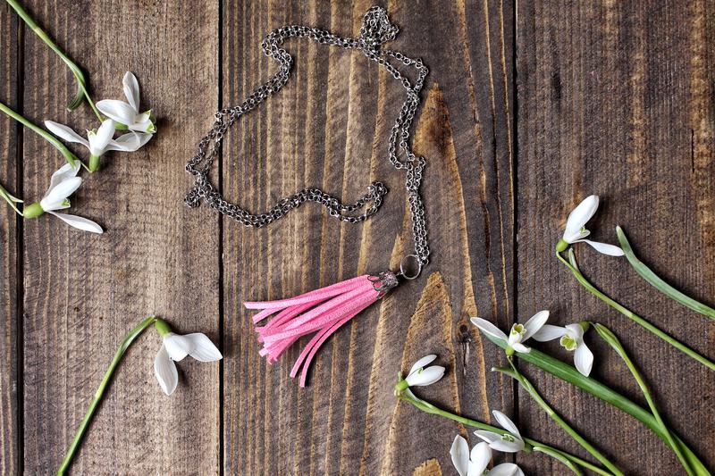 Кулон з підвіскою пензликом — ціна 100 грн у каталозі Інші аксесуари Купити аксесуари за