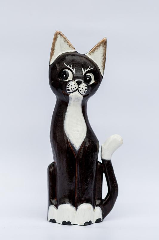 Статуетка кіт деревяний шоколадного кольору з білою грудкою висота 30см — ціна 395 грн у