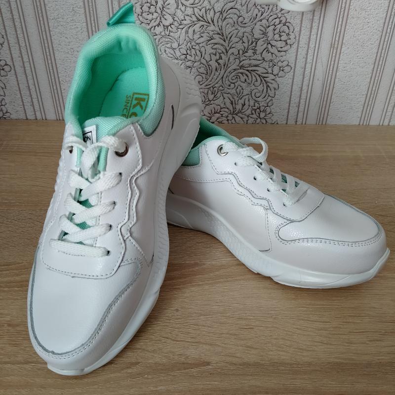 Шкіряні білі кросівки — ціна 700 грн у каталозі Кросівки Купити жіночі речі за доступною ціною