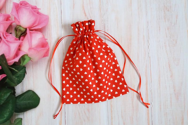 Еко мішечок маленький серця на червоному — ціна 56 грн у каталозі Господарські сумки Купити