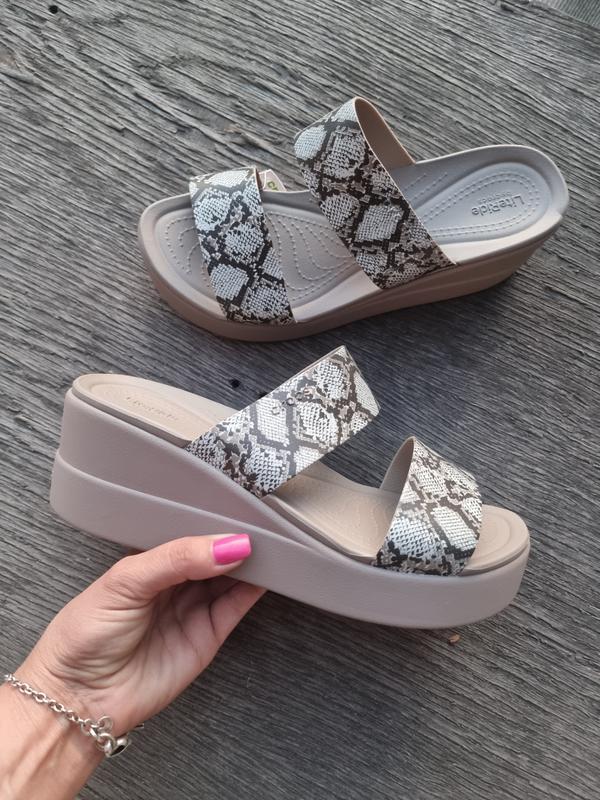 Шлепки на платформе Crocs Brooklyn W11 42 43 — цена 1319 грн в каталоге Шлепанцы Купить женские