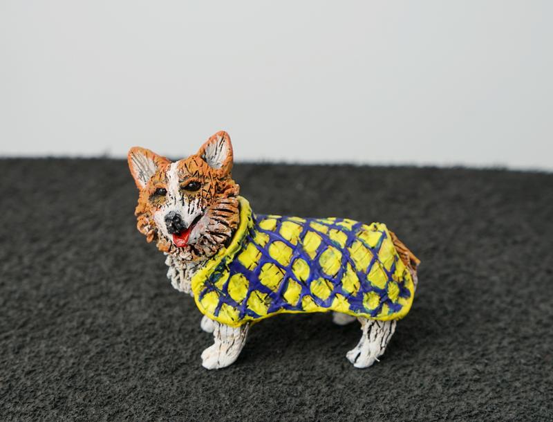 Статуетка собаки собака породи коргі фігурка у синьо жовтій попоні — ціна 194 грн у каталозі