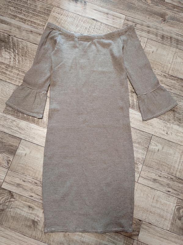 Сукня по фігурі в смужку плаття міді з відкритими плечима — ціна 225 грн у каталозі Сукні міді