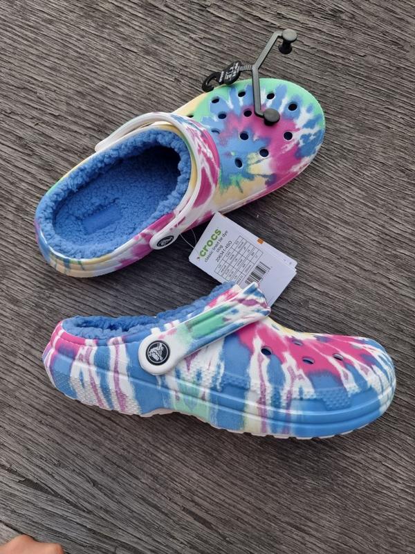 Крокс класик з хутром crocs classic tie dye unisex powder blue / multi ...