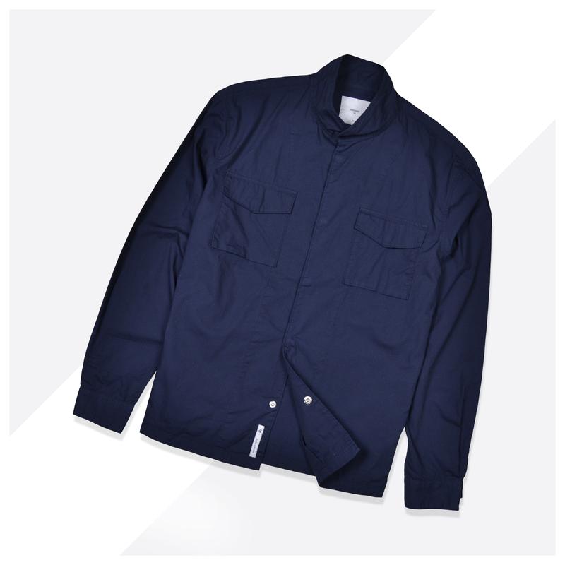 Minimum M лёгкая куртка овершот на кнопках в тёмно синем цвете с карманами для рук — цена 545