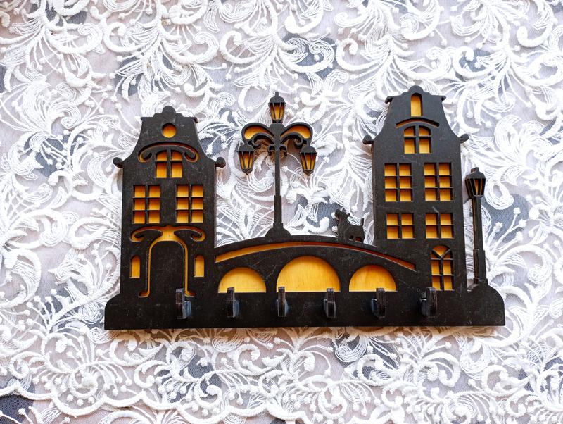 Ключница деревянная ночной город — цена 477 грн в каталоге Ключницы настенные Купить товары для