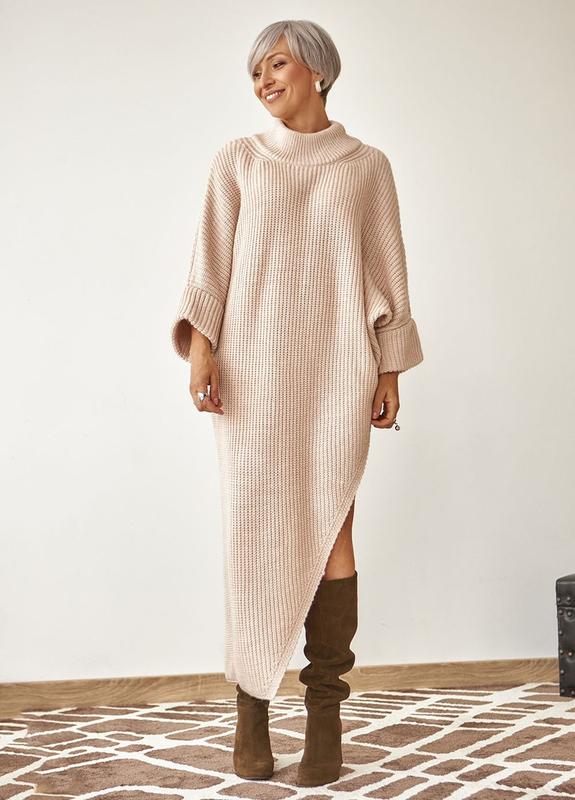 Стильное вязаное платье-свитер жемчужного цвета. модель 2045 trikobakh ...