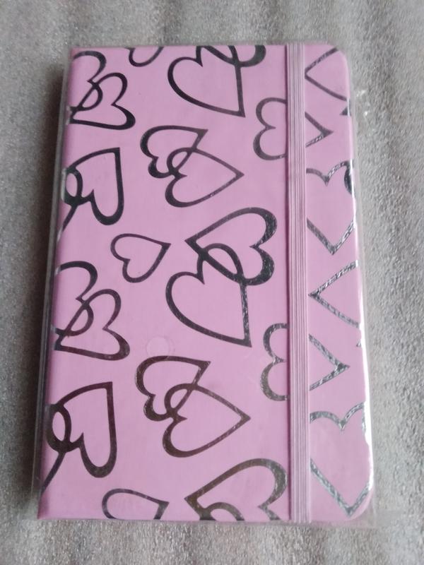 Блокнот на гумці з декором сердечка — цена 49 грн в каталоге Блокноты Купить товары для дома и