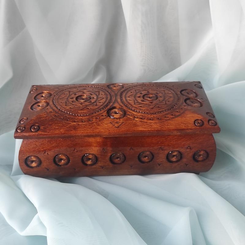 Деревяна різьблена шкатулка — цена 300 грн в каталоге Шкатулки Купить товары для дома и быта по