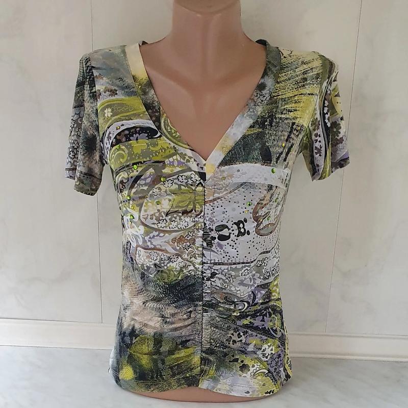 Нарядна футболка — ціна 60 грн у каталозі Футболки Купити жіночі речі за доступною ціною на Шафі