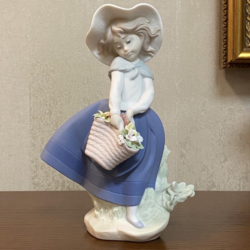 Фарфоровая статуэтка Lladro «девушка с корзиной цветов № 5222 — цена 3600 грн в каталоге