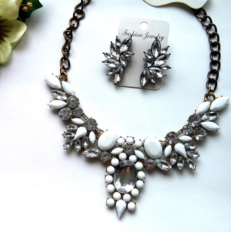 Стильне кольє білий колір — ціна 95 грн у каталозі Кольє і намиста Купити аксесуари за доступною