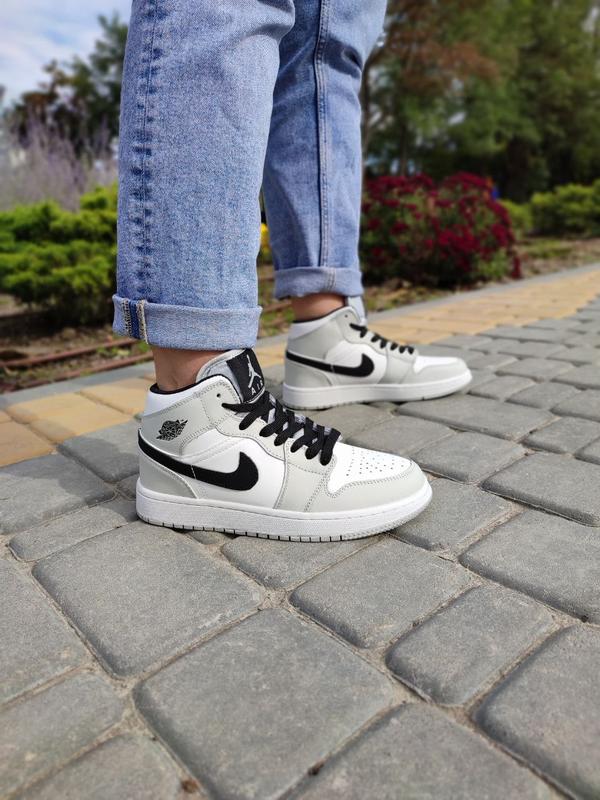 Женские кроссовки nike air jordan 1 mid light smoke grey — цена 1999 ...