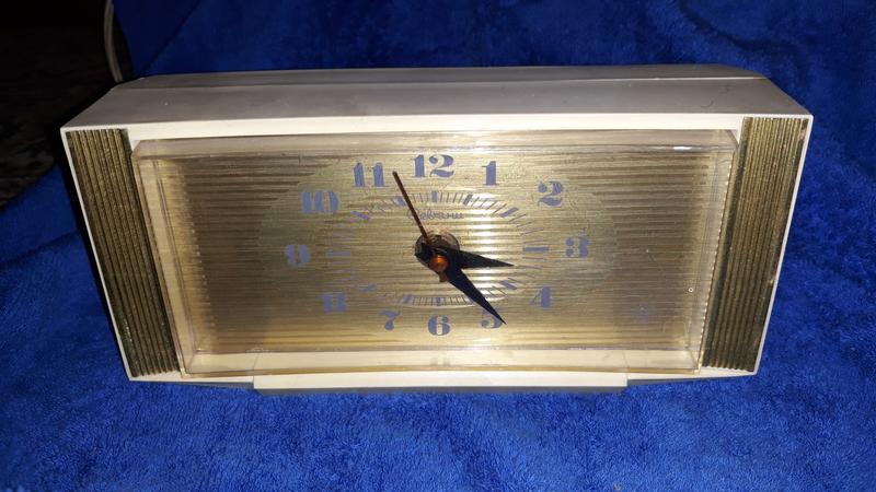 Винтажные старинные настольные часы ссср ретро золотистые прямоугольные стрелочные — цена 450