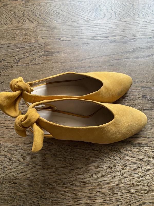 Жовті туфлі Cos — ціна 100 грн у каталозі Туфлі Купити жіночі речі за доступною ціною на Шафі