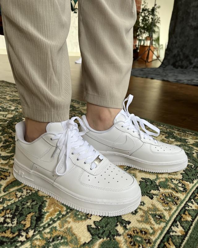 Классические белые найки nike air force 1 classic white. натуральная ...