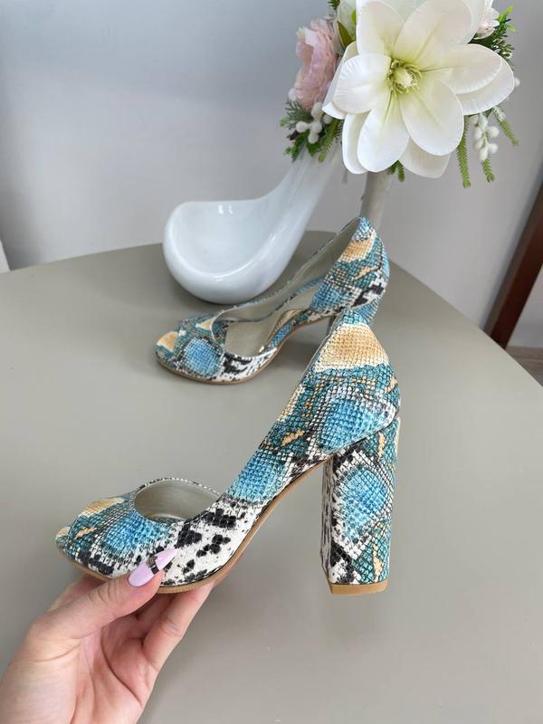Женские туфли из натуральной эксклюзивной кожи под рептилию в голубых оттенках на каблуке 9 см