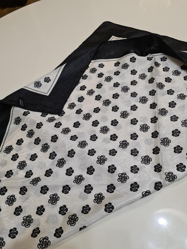 Хустка жіноча — ціна 100 грн у каталозі Шарфи Купити аксесуари за доступною ціною на Шафі