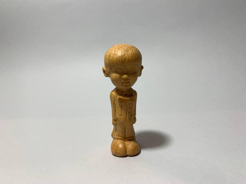Статуетка з дерева фігурка з дерева статуетка деревяна мальчик із метеликом скульптура з