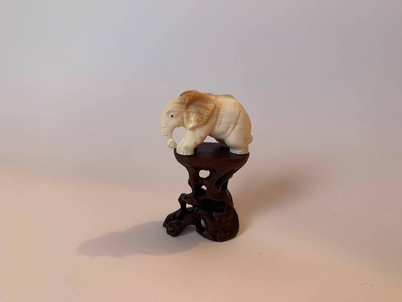 Авторська статуетка фігурка три слона на підставці з морської раковини та каменю — ціна 14900