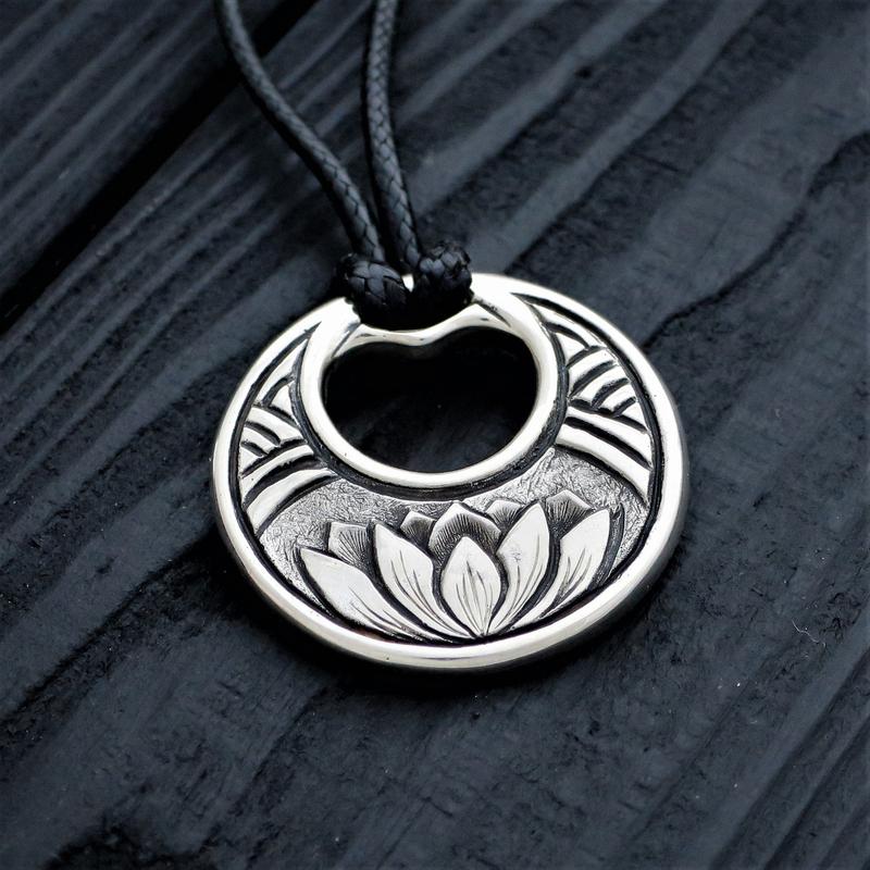 Кулон лотос лунница — цена 4120 грн в каталоге Кулоны Купить аксессуары по доступной цене на