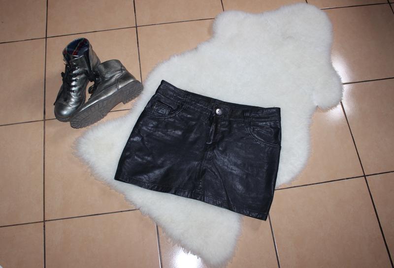 Чорна коротка шкіряна спідниця з кишенями від Only — ціна 350 грн у каталозі Міні спідниці