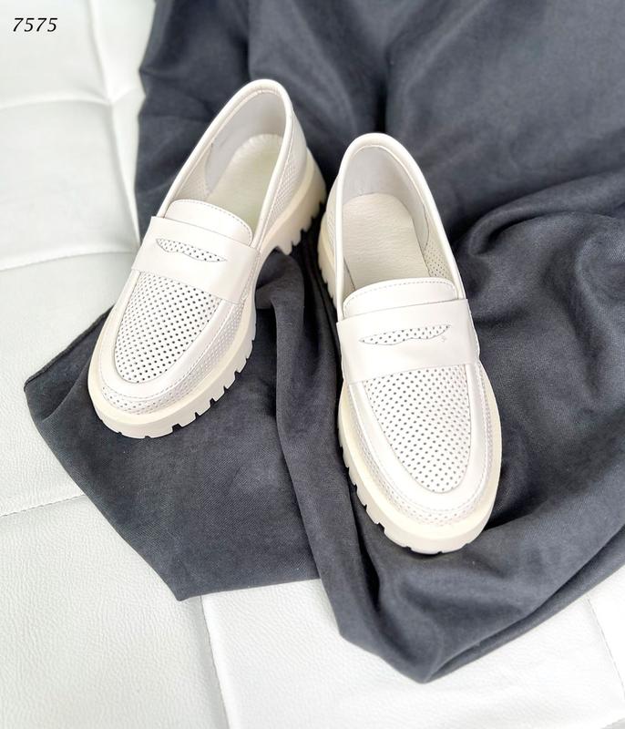 Лоферы с перфорацией скрезненная айвори натуральная кожа — цена