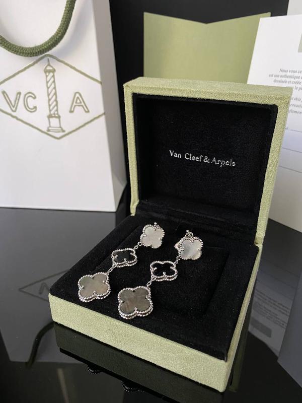 Брендовые серьги — ціна 1134 грн у каталозі Сережки Купити аксесуари за доступною ціною на Шафі