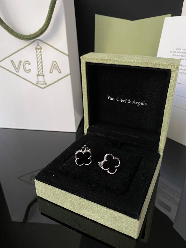 Брендовые серьги серебро — цена 2137 грн в каталоге Серьги Купить аксессуары по доступной цене