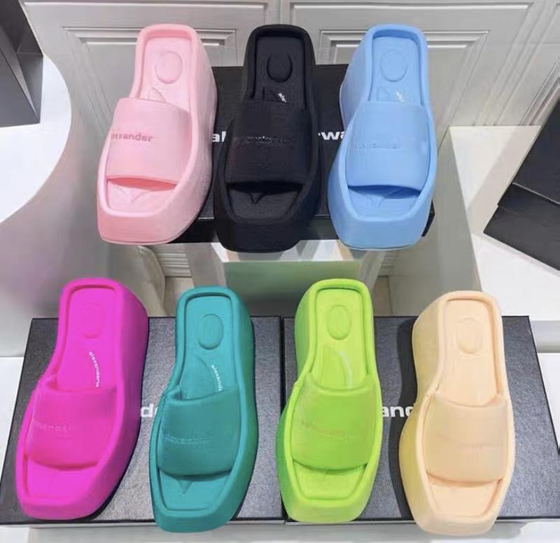 Шлепанцы на платформе в наличии — цена 3550 грн в каталоге Шлепанцы Купить женские вещи по