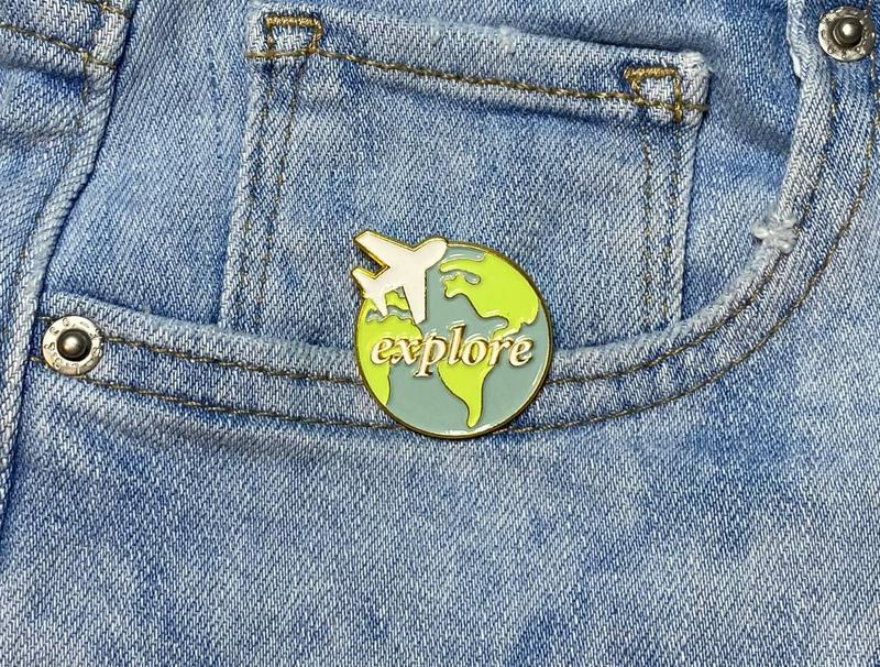 Значок пін сірий літак і планета — ціна 179 грн у каталозі Сувеніри Купити товари для дому та