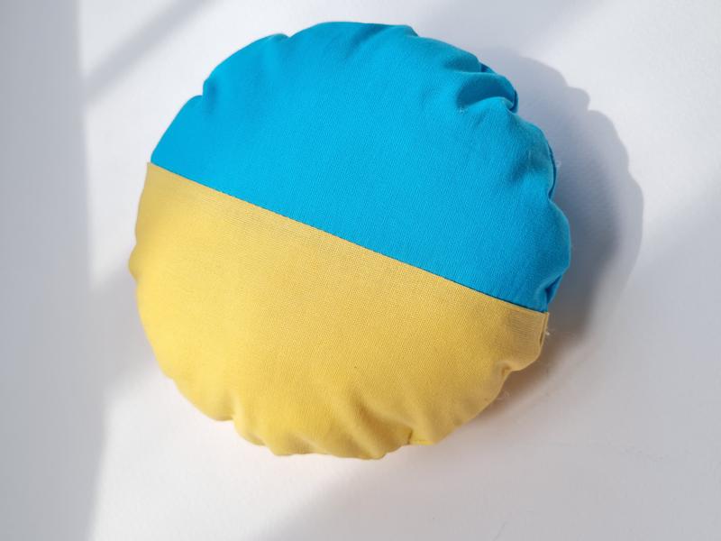 Подушечка декоративна жовто блакитна — ціна 150 грн у каталозі Сувеніри