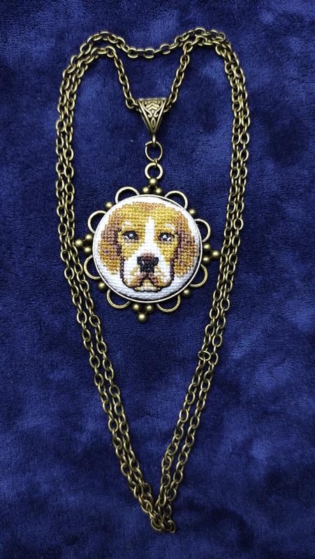 Кулон з мікровишивкою бігль — ціна 450 грн у каталозі Кулони Купити аксесуари за доступною ціною