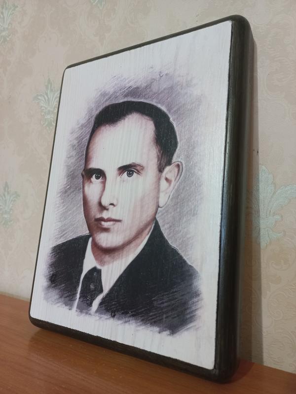 Фото портрет степана бандери зображення картини на дереві — ціна 649 грн у каталозі Картини