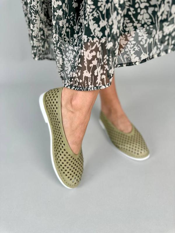 Стильні балетки шкіряні шкіра перфорація олива жіночі літні на літо 2023 2024 — ціна 1470 грн у