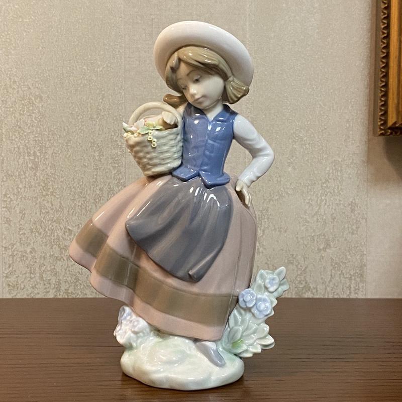 Стільчик Lladro «дівчина з кошиком квітів — ціна 3200 грн у каталозі Статуетки Купити товари
