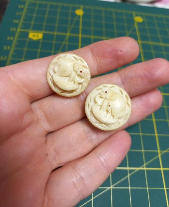 Клипсы винтаж кость маркировки — цена 228 грн в каталоге Серьги Купить аксессуары по доступной