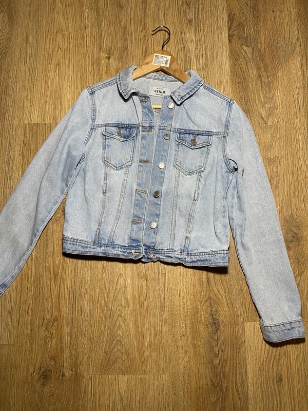 Світла джинсова курточка — ціна 651 грн у каталозі Куртки Купити жіночі речі за доступною ціною